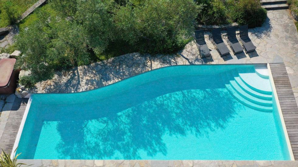 Différents traitements pour l'eau de votre piscine